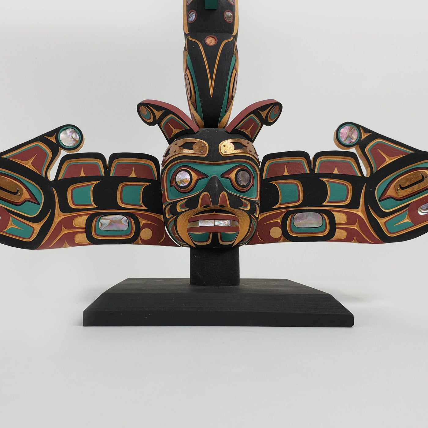 Raven Whale and Sisiutl Totem Pole – Spirits of the West Coast Art Gallery